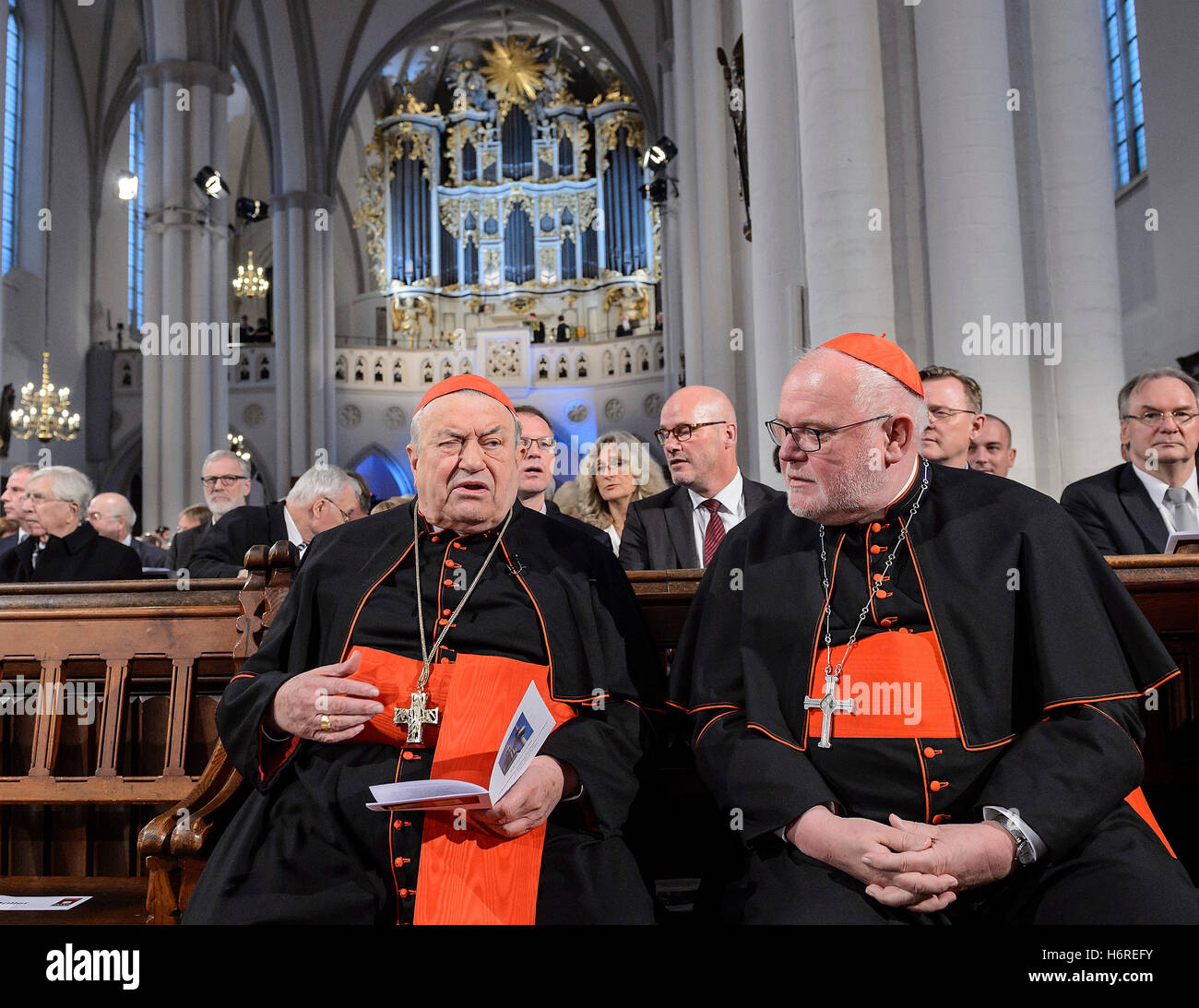 Berlin, Germany. 31st Oct, 2016. Cardinal Reinhard Marx (r), Chairman ...