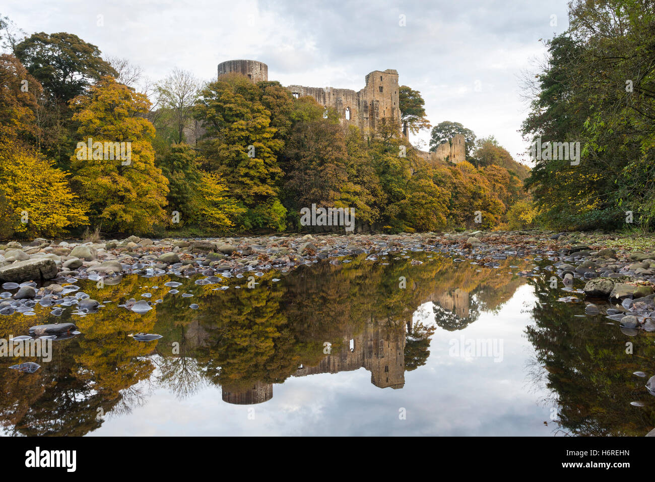 Medieval english castle ruins hi-res stock photography and images - Alamy