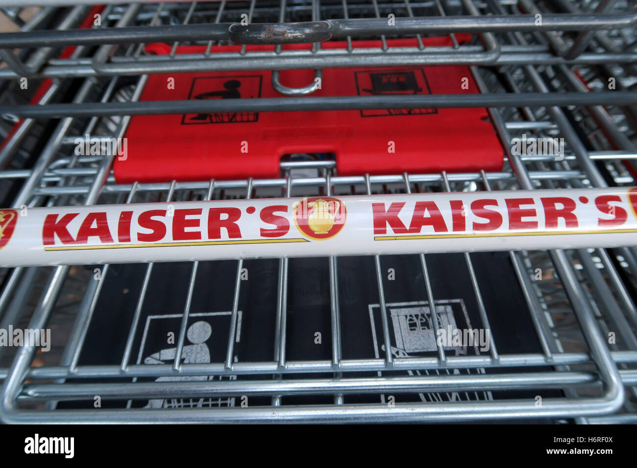 Berlin, Germany. 25th Sep, 2016. Shopping carts in front of a Kaiser's ...