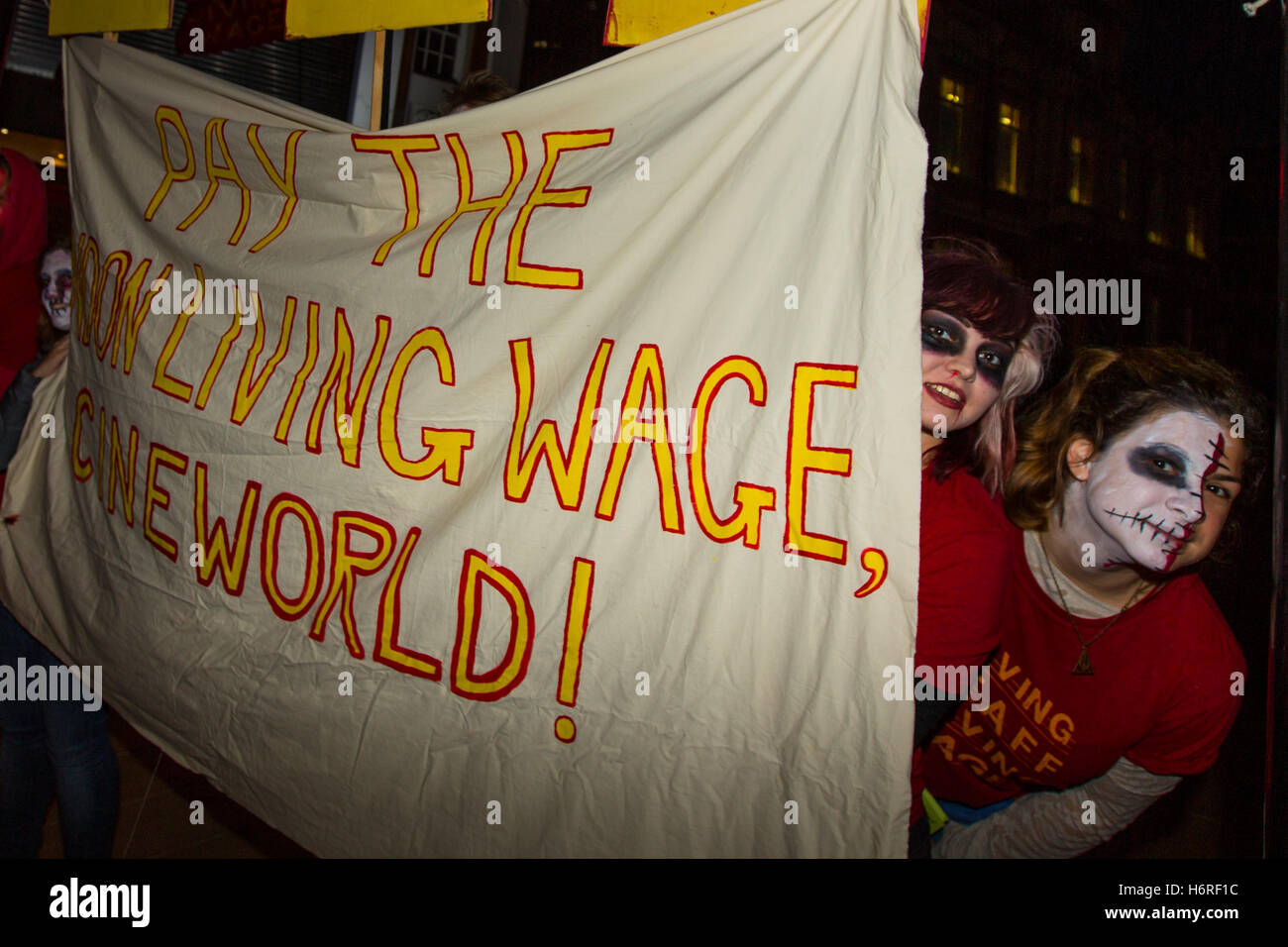 Brixton, London, 31 October, 2016. Striking staff at the Ritzy cinema ...