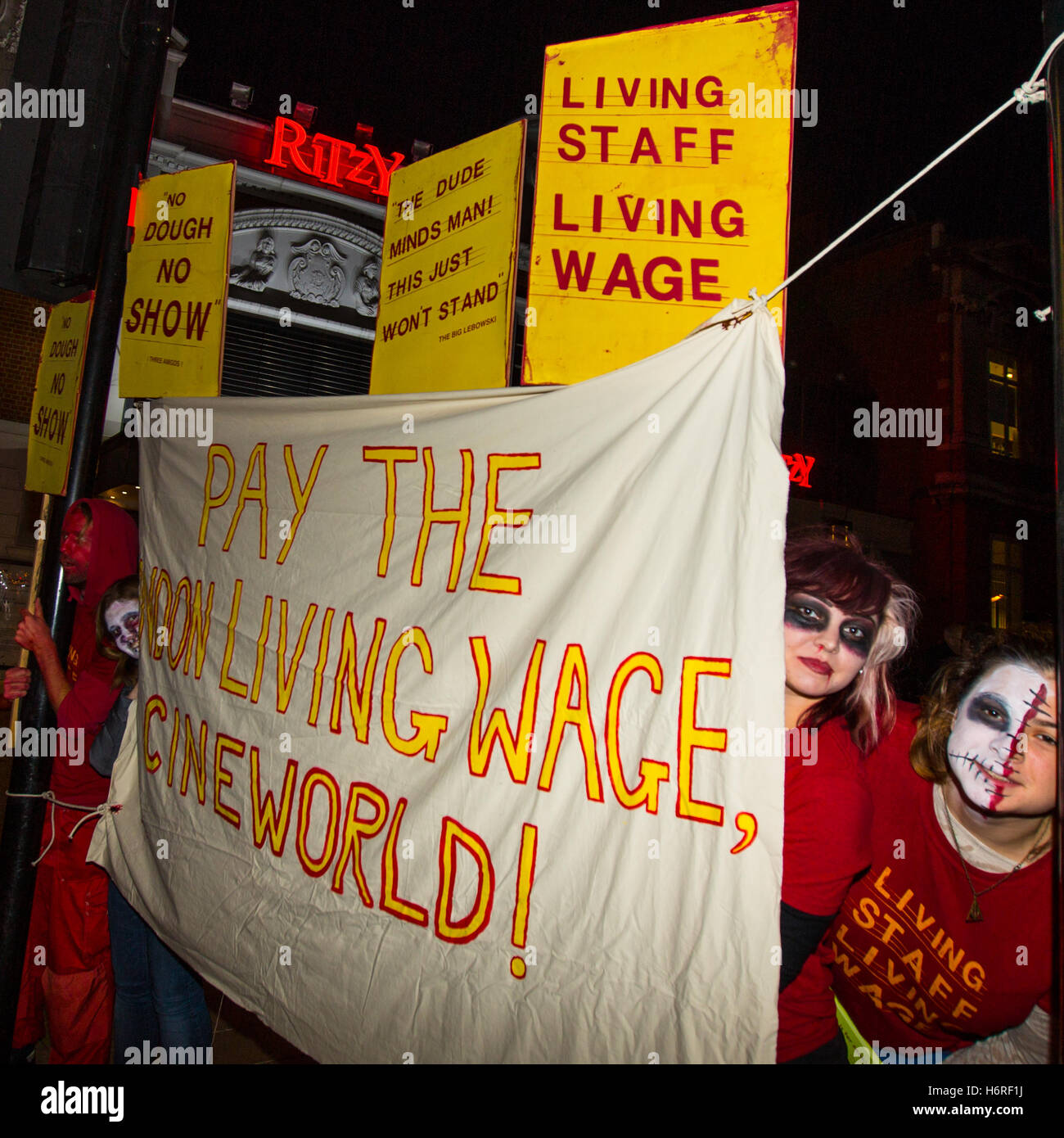 Brixton, London, 31 October, 2016. Striking staff at the Ritzy cinema ...