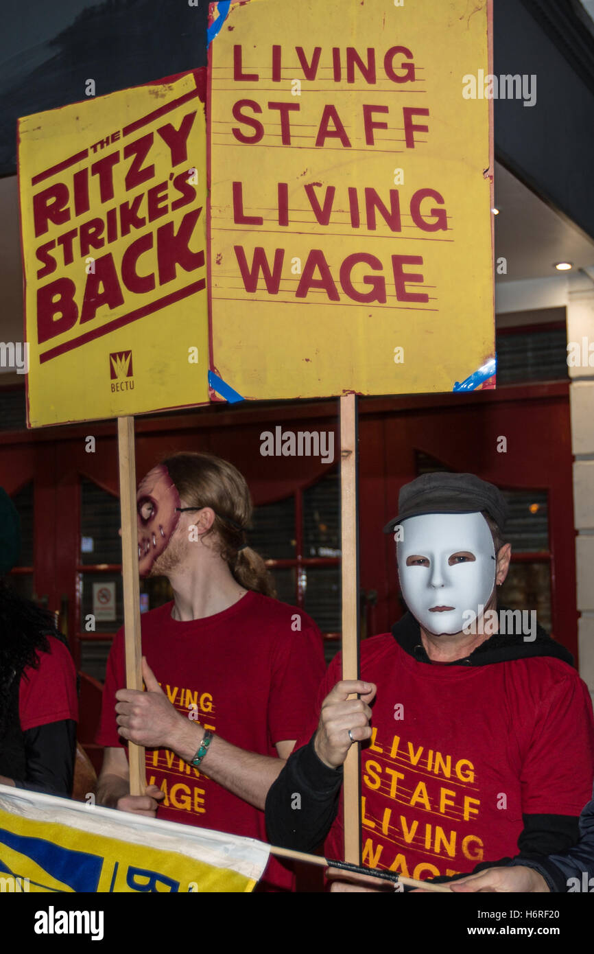 Brixton, London, 31 October, 2016. Striking staff at the Ritzy cinema ...