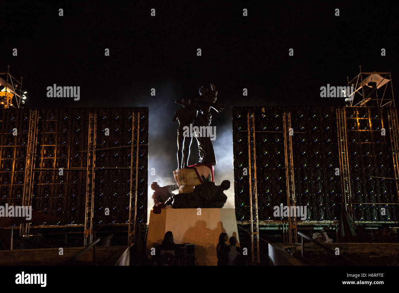 Beirut, Lebanon. 31st Oct, 2016. Martyr's Square statue, riddled with ...