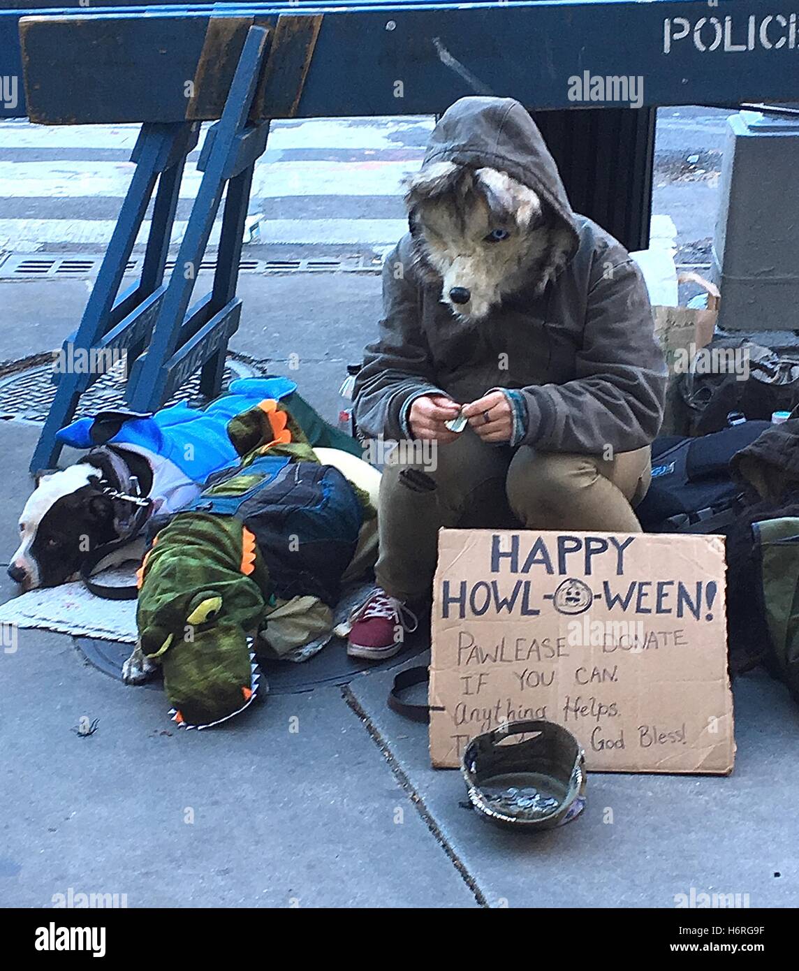New York, NY, USA. 31st Oct, 2016. Homeless mann dressed in a wolf mask ...