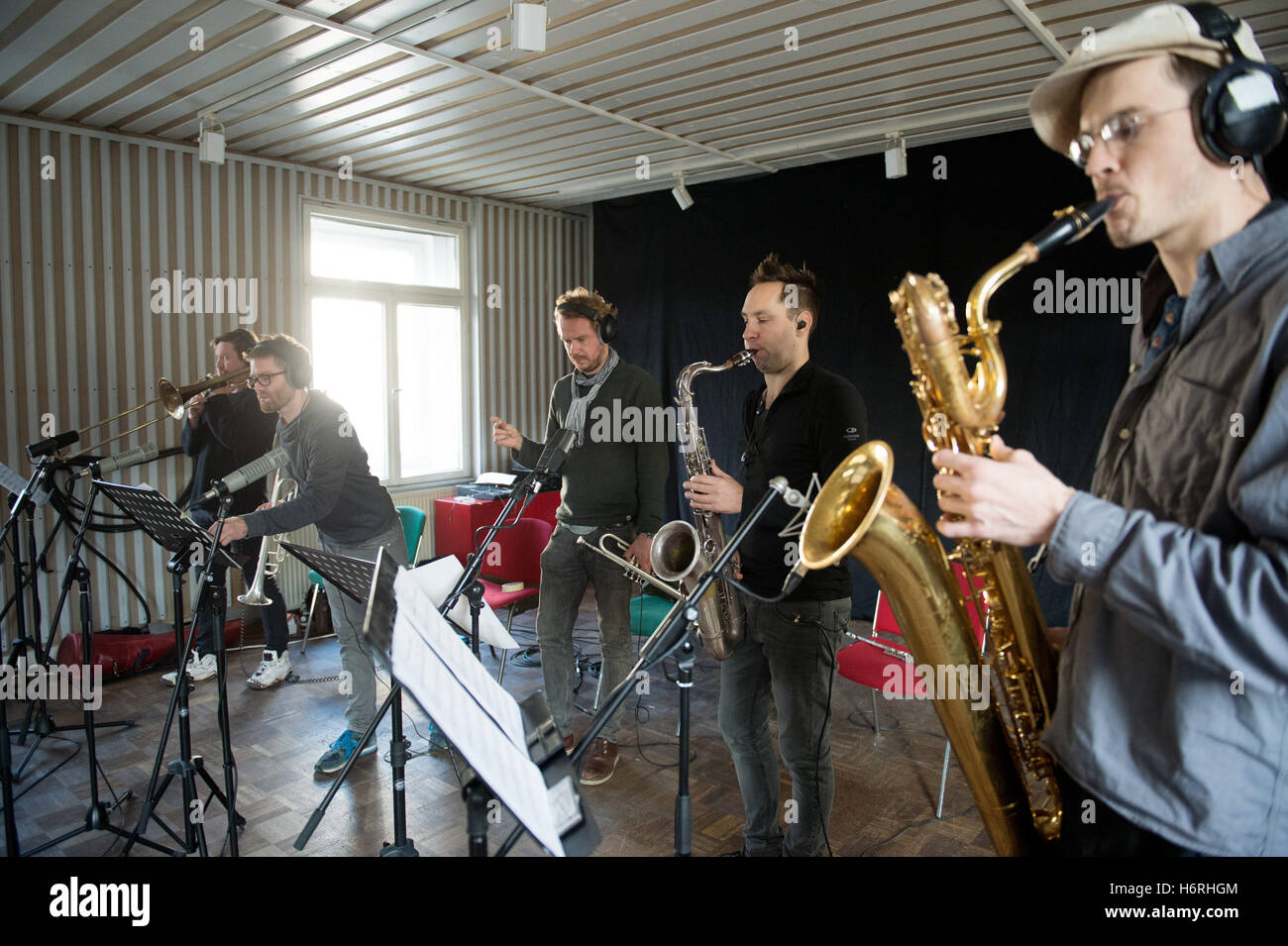 Hamburg, Germany. 25th Oct, 2016. Jonny Johnson (L-R, trombone), Hans ...