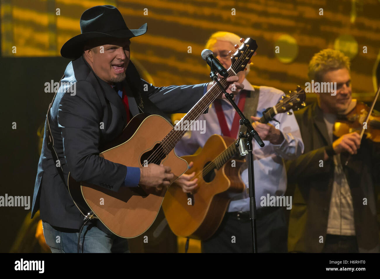 Garth brooks concert 2016 hi-res stock photography and images - Alamy