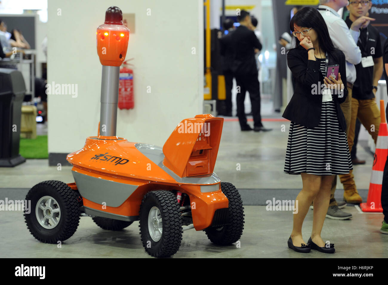 Singapore. 1st Nov, 2016. Photo taken on Nov. 1, 2016 shows a robot ...