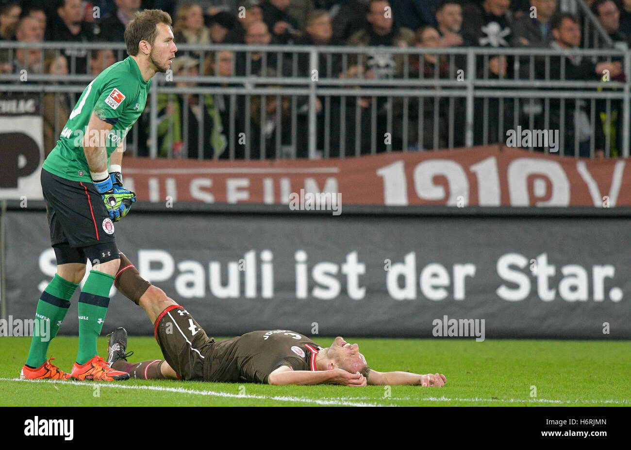 Hamburg, Germany. 31st Oct, 2016. St. Pauli's goalkeeper Robin ...