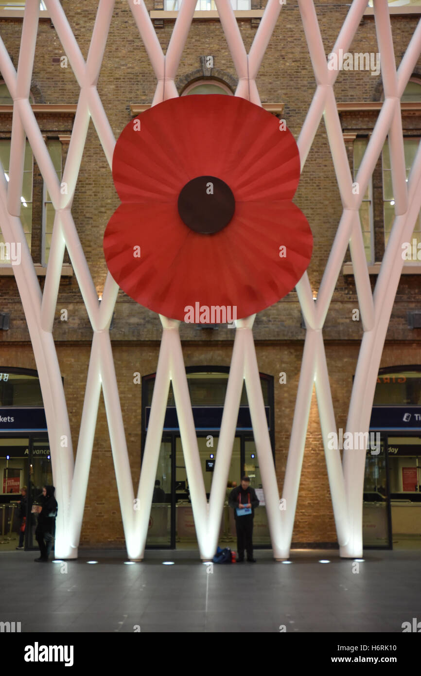 Kings Cross, London, UK. 1st Nov, 2016. The giant poppy in Kings Cross ...