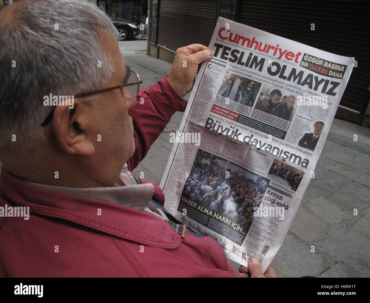 Istanbul, Turkey. 01st Nov, 2016. A man reading the Turkish newspaper ...