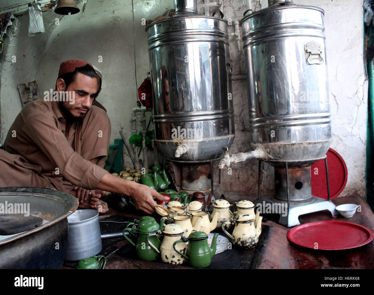 Peshawar, Pakistan's Peshawar. 1st Nov, 2016. A man prepares green tea ...