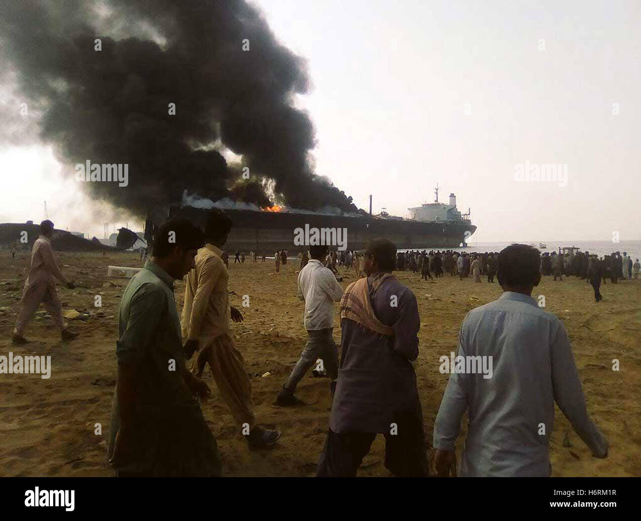 Shipbreaking yard hi-res stock photography and images - Alamy