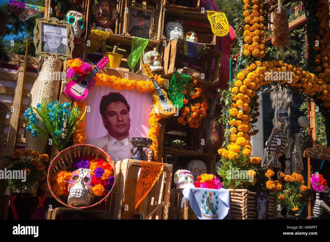Mexico City, Mexico City, MX. 1st Nov, 2016. Skulls and altars with ...