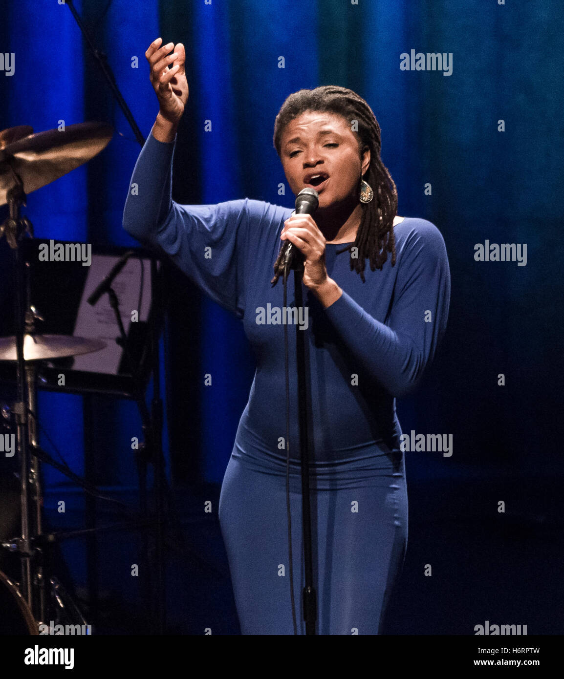 Lizz wright singer hi-res stock photography and images - Alamy