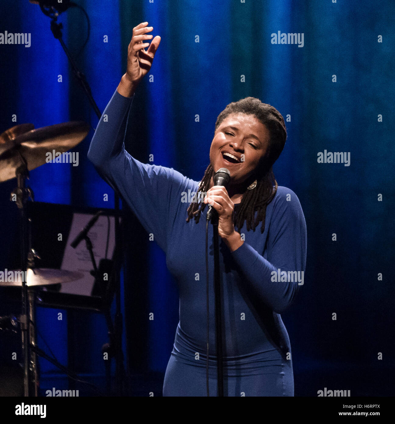 Lizz wright singer hi-res stock photography and images - Alamy