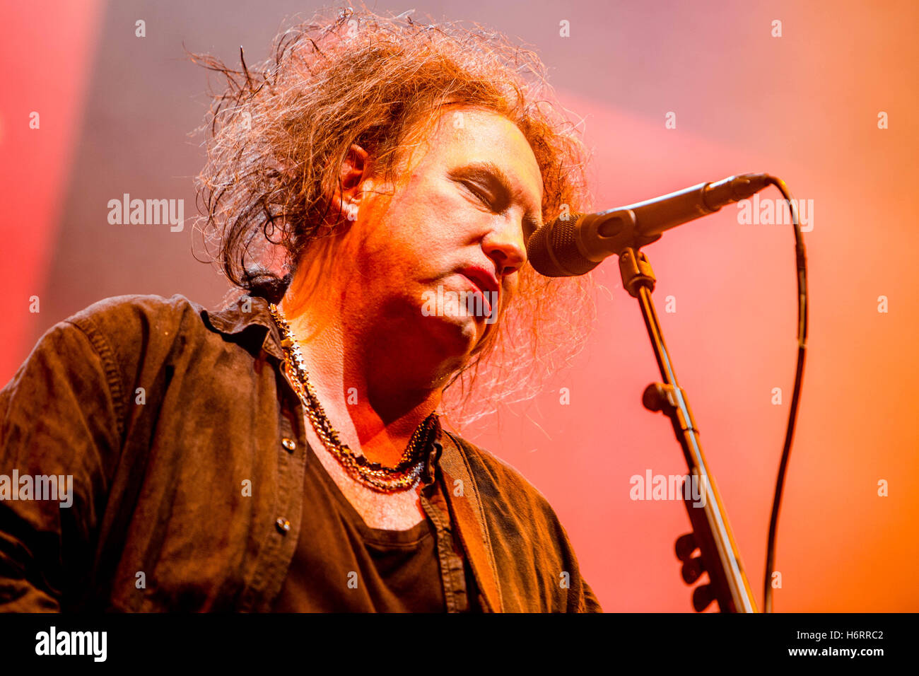 Cure concerto hi-res stock photography and images - Alamy