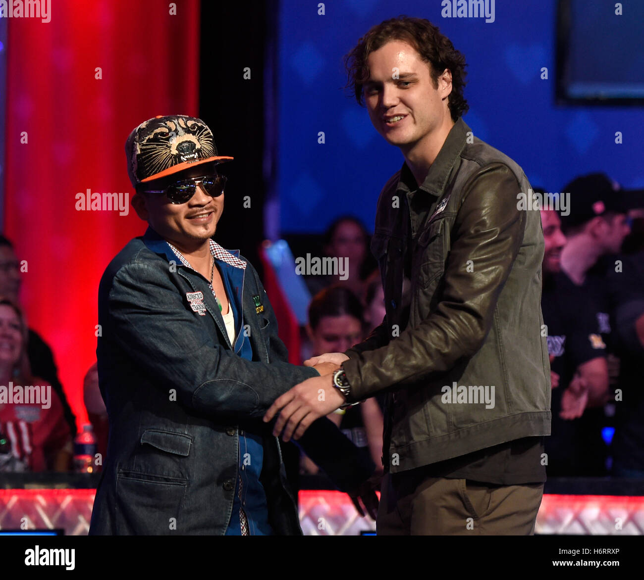 Las Vegas, Nevada, USA. 1st Nov, 2016. Qui Nguyen (L) of Las Vegas and ...