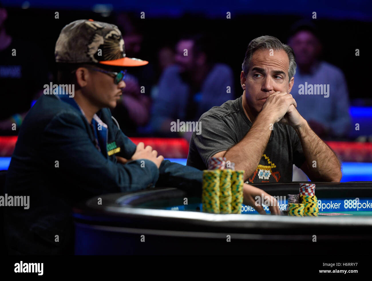 Las Vegas, Nevada, USA. 1st Nov, 2016. Qui Nguyen (L) of Las Vegas and ...