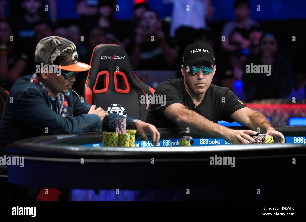 Las Vegas, Nevada, USA. 1st Nov, 2016. Qui Nguyen (L) of Las Vegas and ...