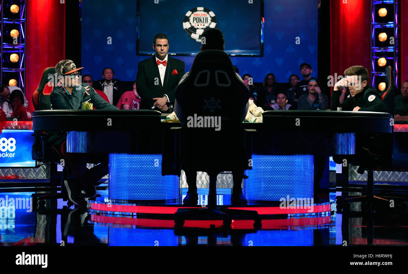 Las Vegas, Nevada, USA. 1st Nov, 2016. Qui Nguyen (L) of Las Vegas and ...