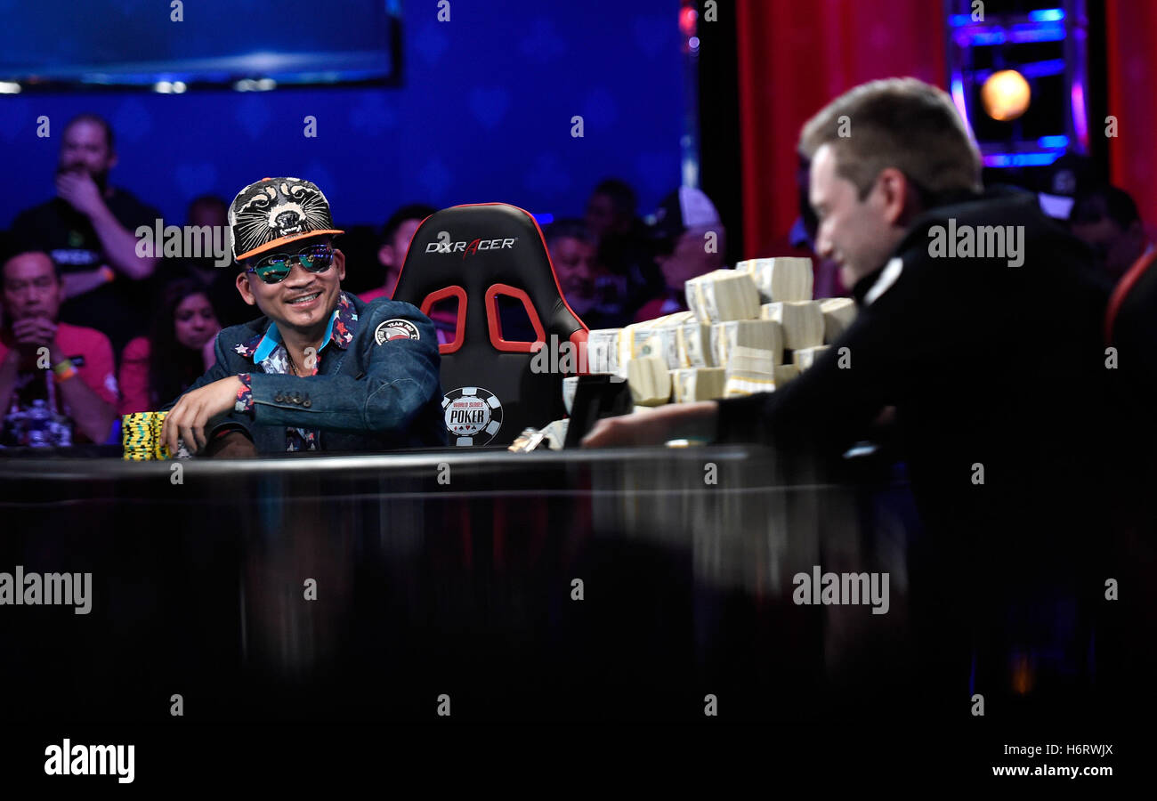 Las Vegas, Nevada, USA. 1st Nov, 2016. Qui Nguyen (L) of Las Vegas and ...