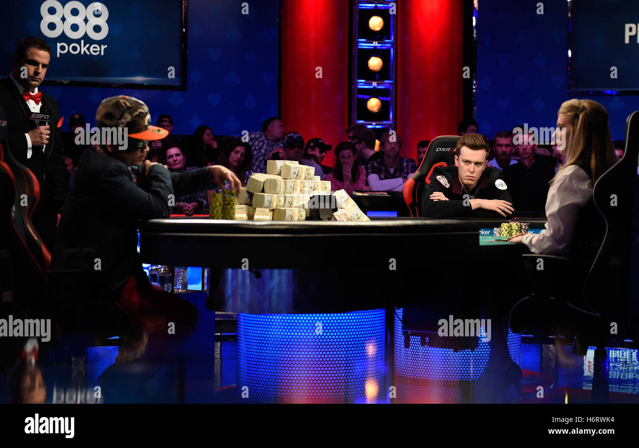 Las Vegas, Nevada, USA. 1st Nov, 2016. Qui Nguyen (L) of Las Vegas and ...