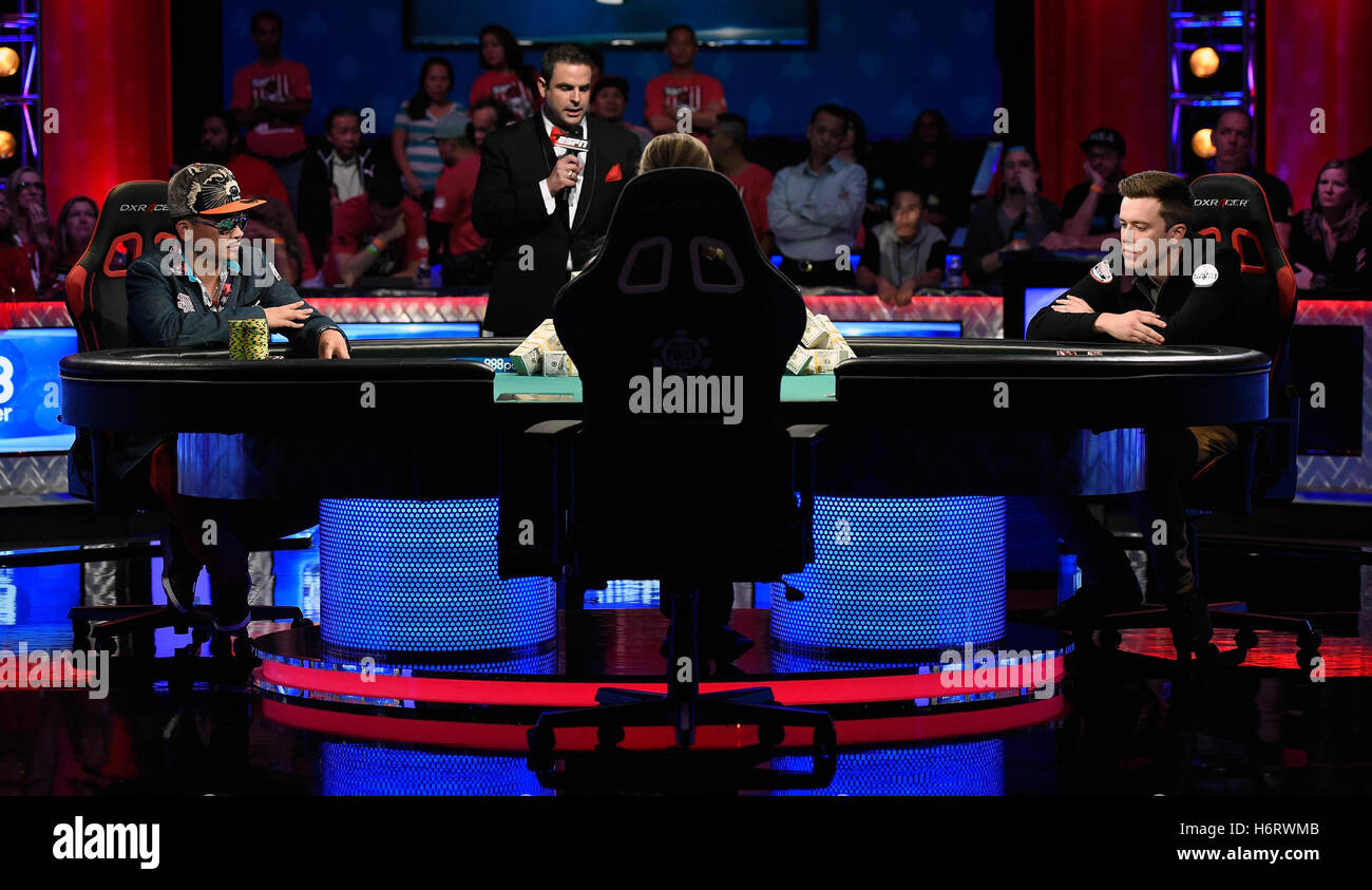 Las Vegas, Nevada, USA. 1st Nov, 2016. Qui Nguyen (L) of Las Vegas and ...