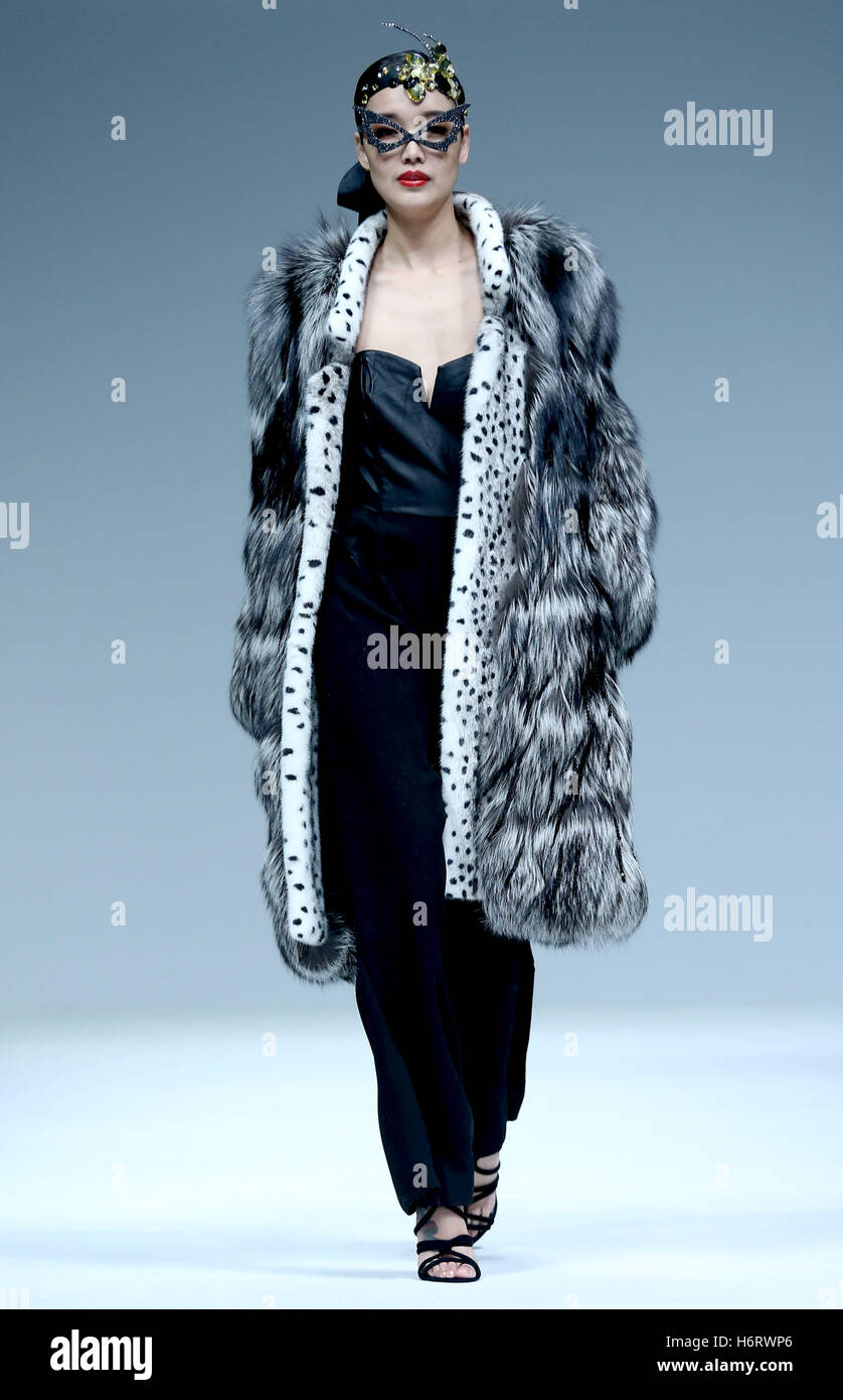 Beijing, China. 1st Nov, 2016. A model presents a creation of Saga Furs ...