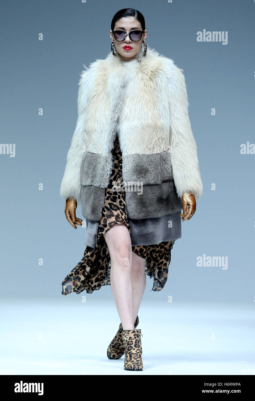 Beijing, China. 1st Nov, 2016. A model presents a creation of Saga Furs ...