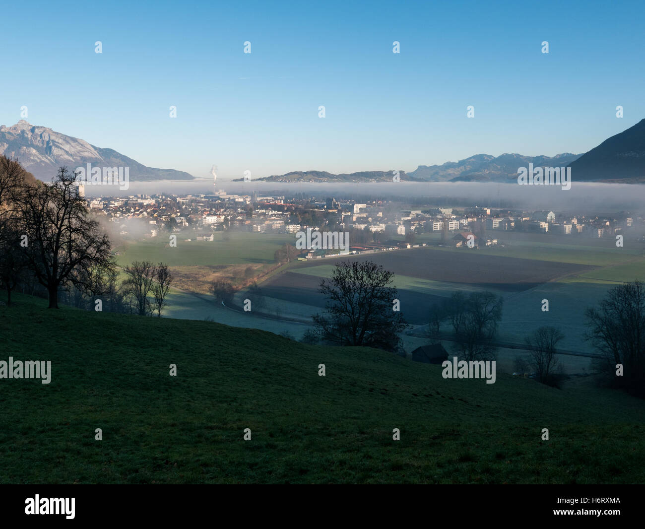 Fog town hi-res stock photography and images - Alamy