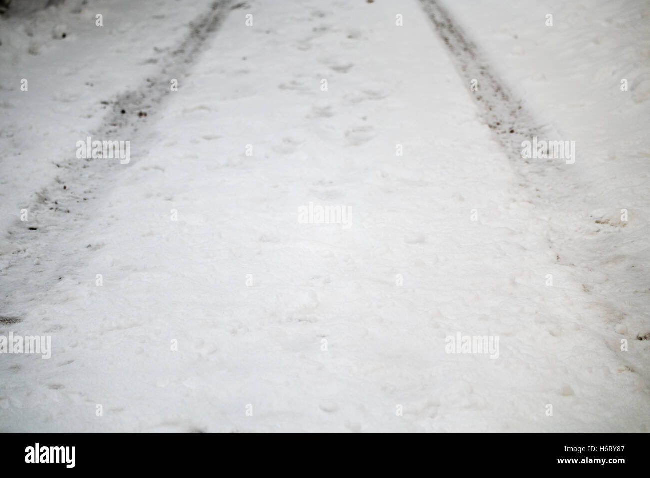 Tire tracks in the snow Stock Photo - Alamy