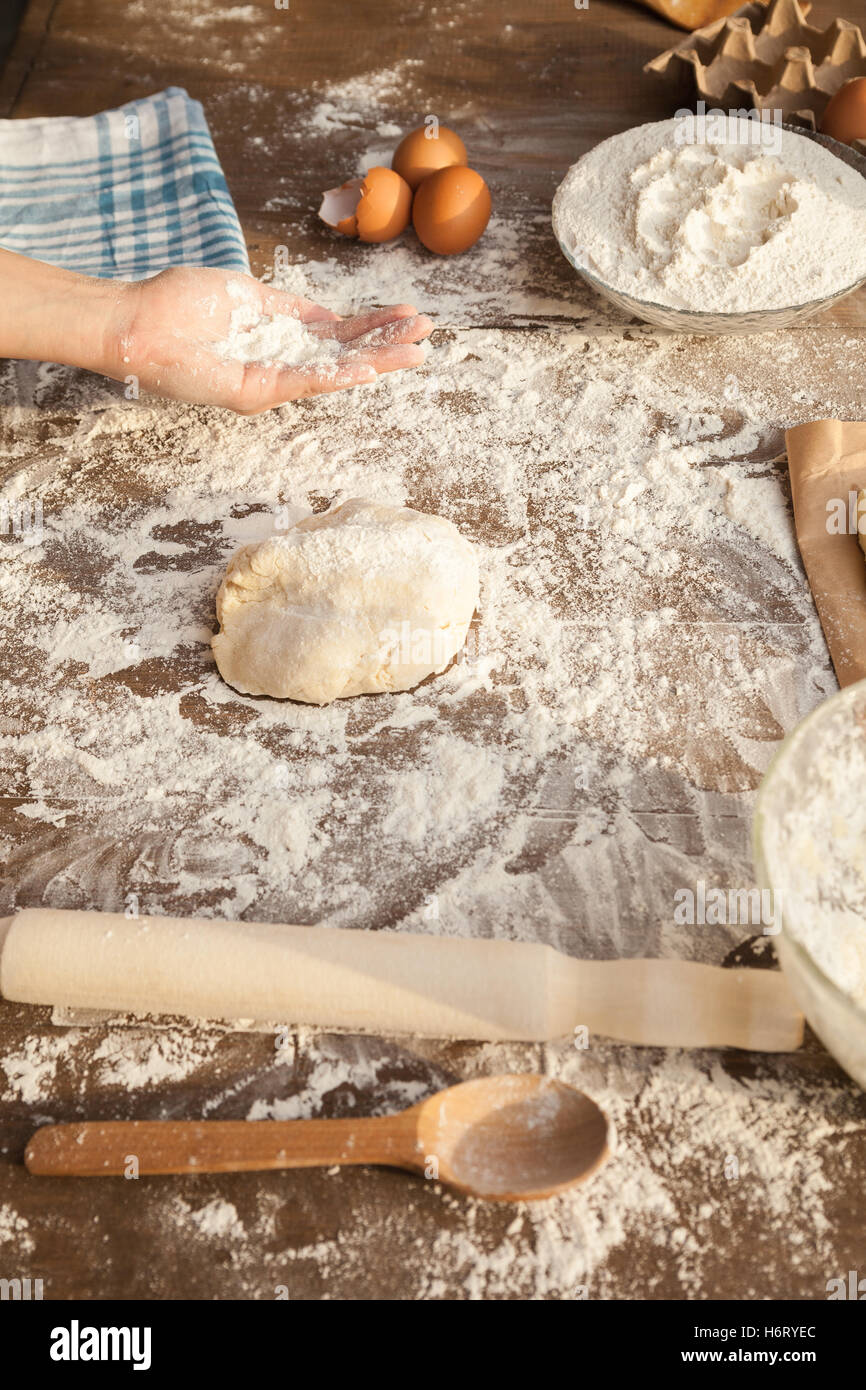 Hands holing hi-res stock photography and images - Alamy