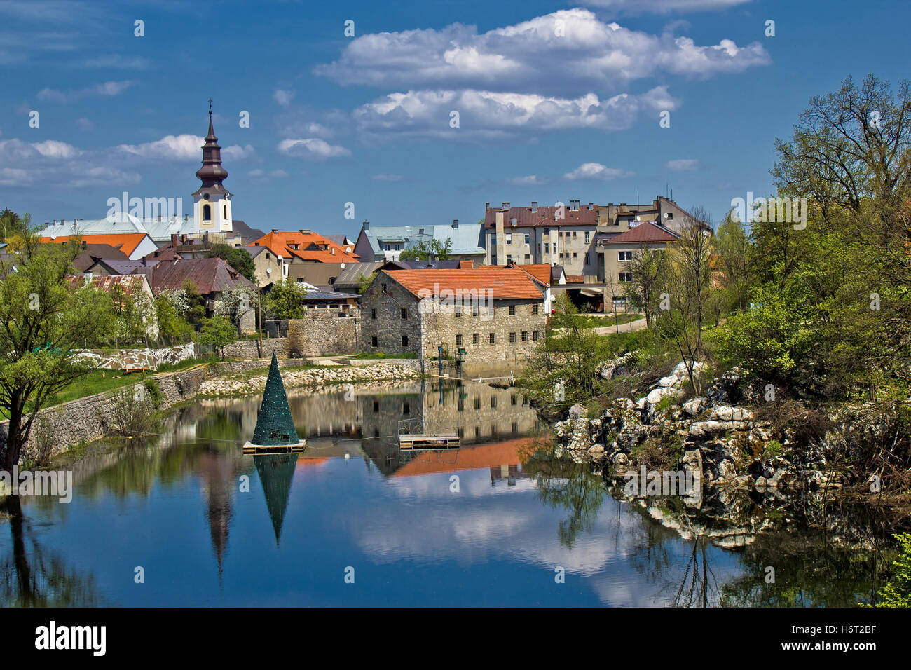 Riverfront cities hi-res stock photography and images - Alamy