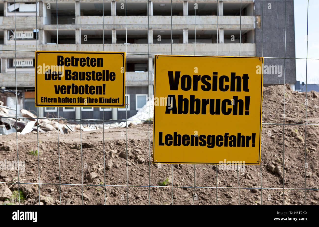 Demolition sign hi-res stock photography and images - Alamy