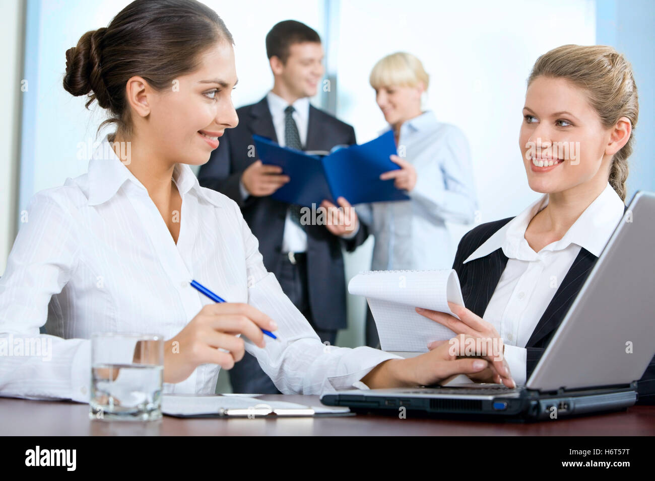 woman conversation talk speaking speaks spoken speak talking chat ...