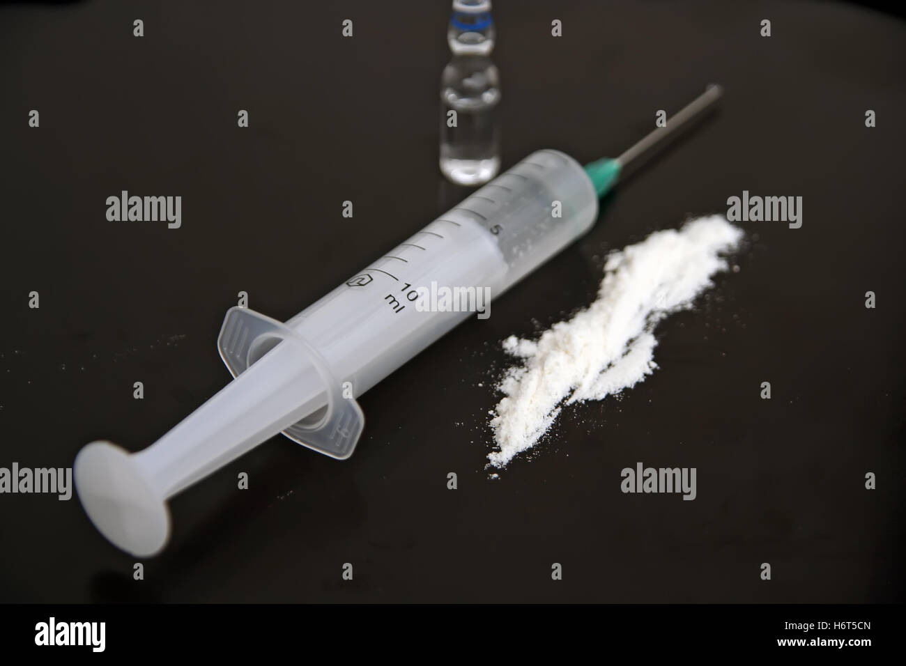 Narcotics use tools. Drugs use Stock Photo - Alamy
