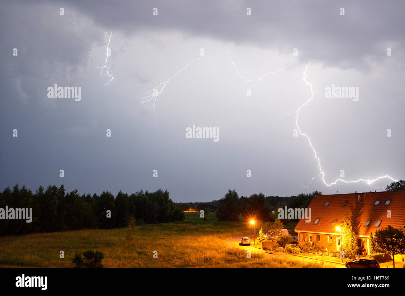Lightning strike building hi-res stock photography and images - Alamy