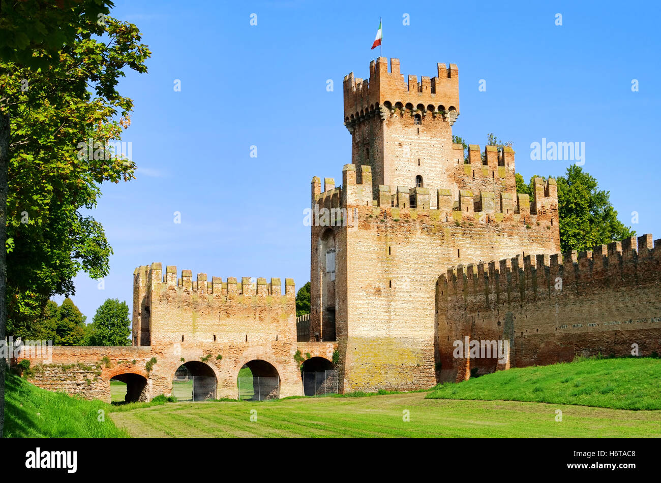 Chateau buildings hi-res stock photography and images - Alamy