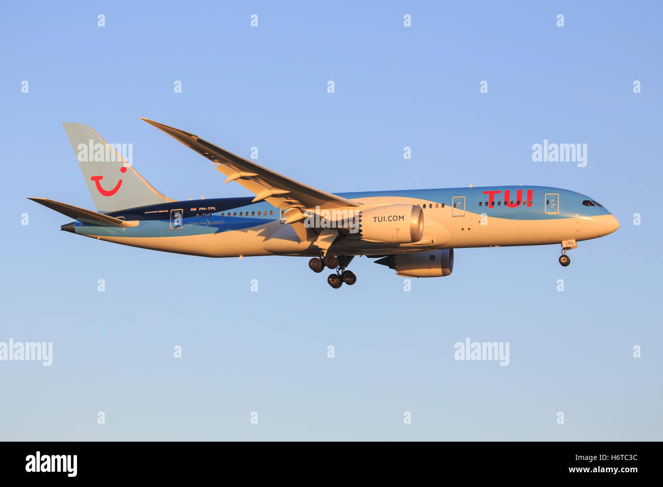 Tui boeing 787 hi-res stock photography and images - Alamy