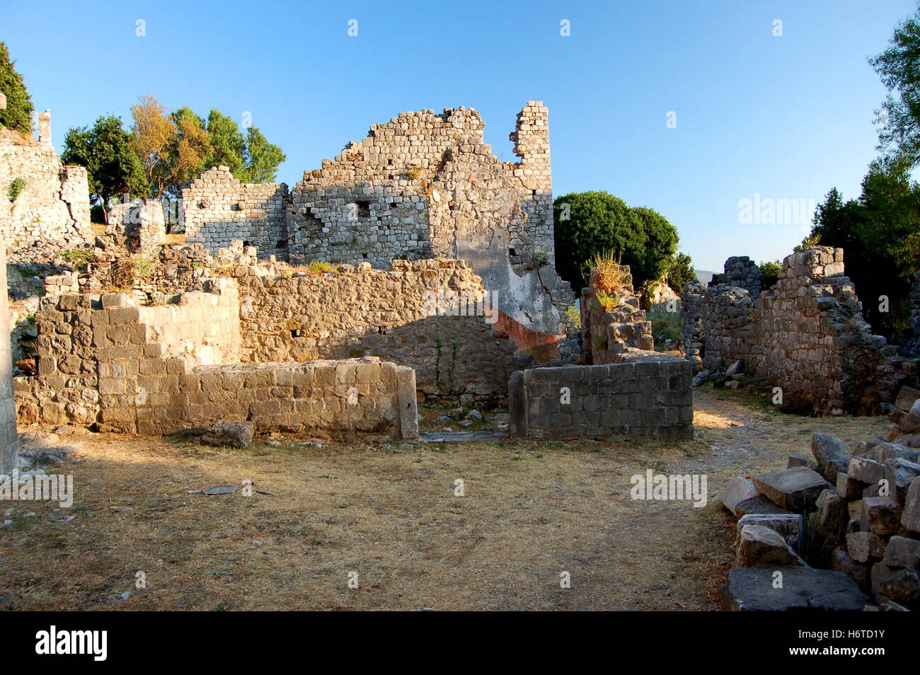 Buildings stone walls ruins hi-res stock photography and images - Alamy
