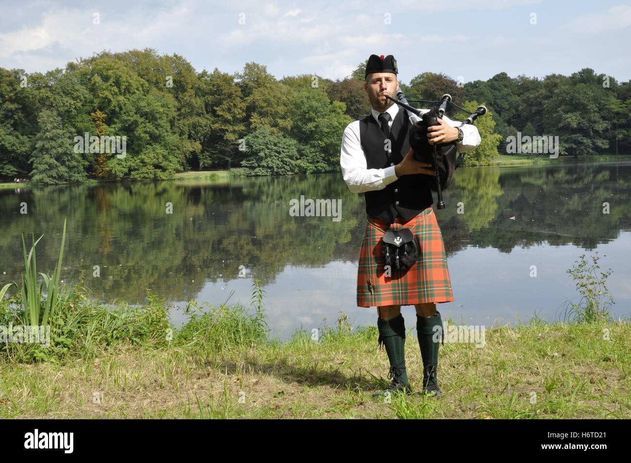 Bagpipers hi-res stock photography and images - Alamy