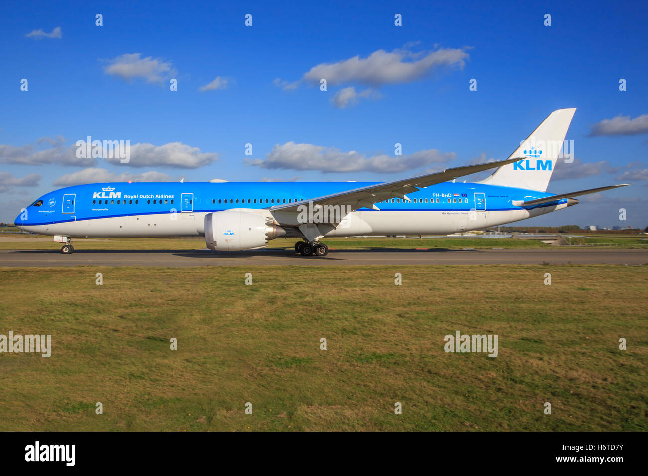 Boeing 787 dreamliner wing hi-res stock photography and images - Alamy