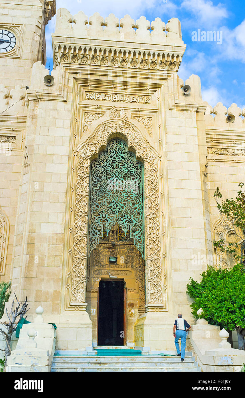 The beautiful entrance to the Al Qaed Ibrahim mosque decorated with the ...
