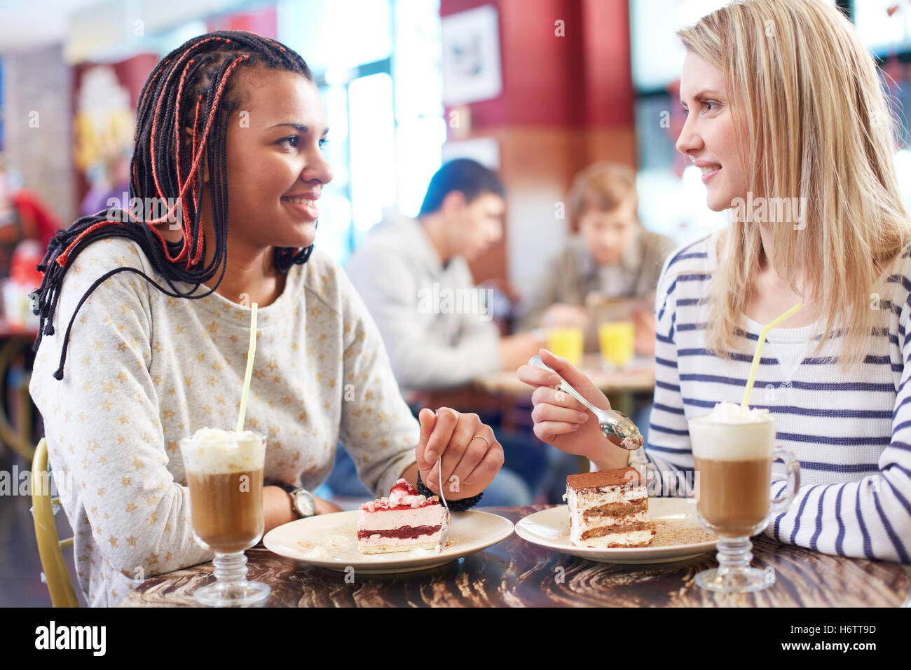 woman conversation talk speaking speaks spoken speak talking chat ...