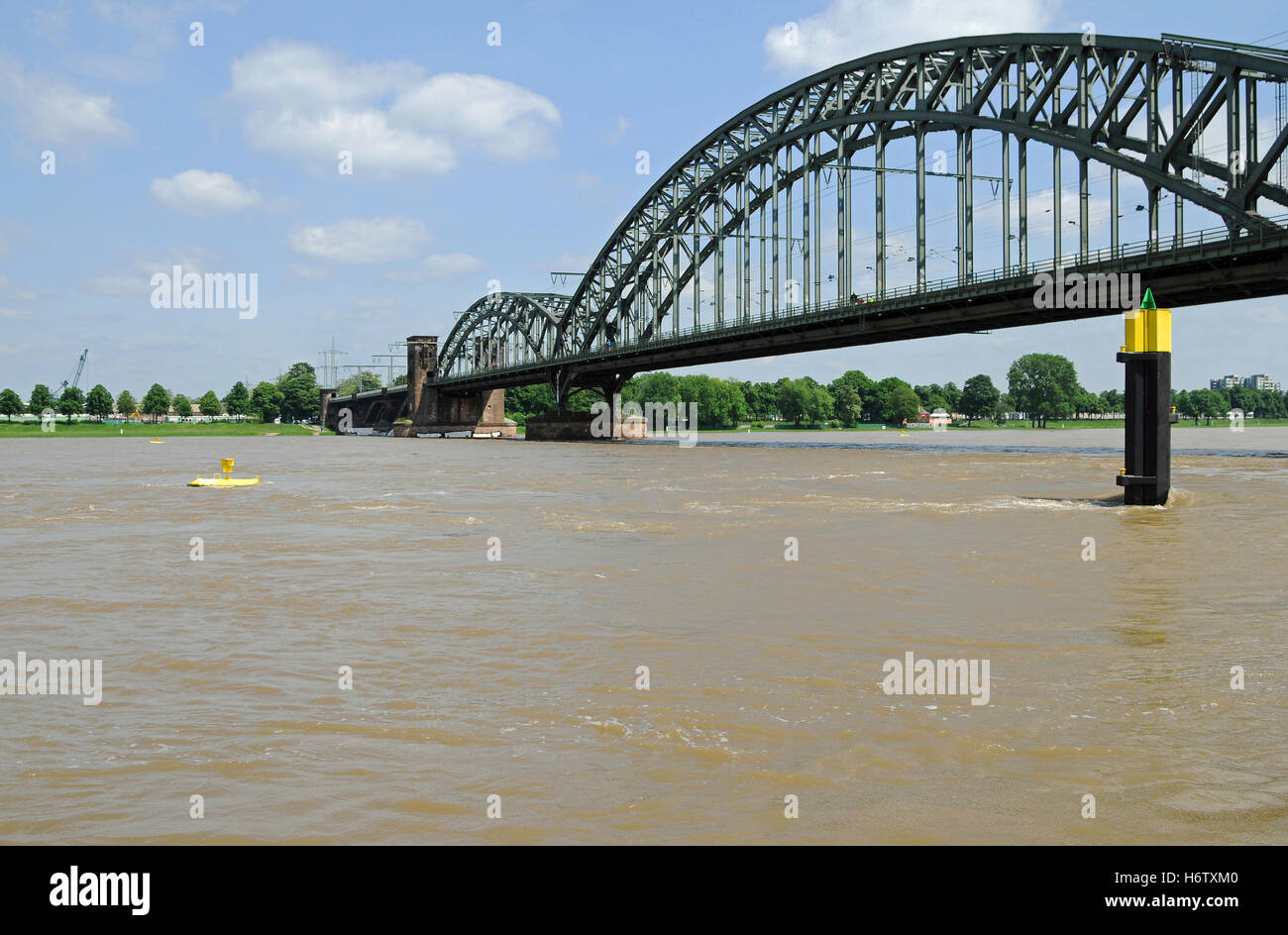 Bridge over railway tracks hi-res stock photography and images - Alamy