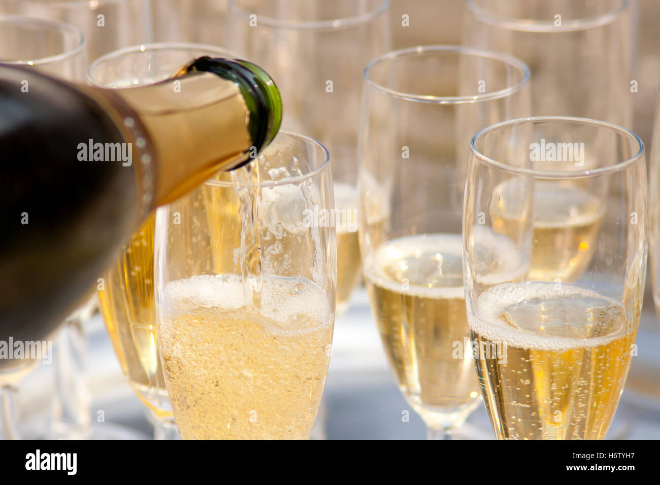 Exploding wine glass hi-res stock photography and images - Alamy