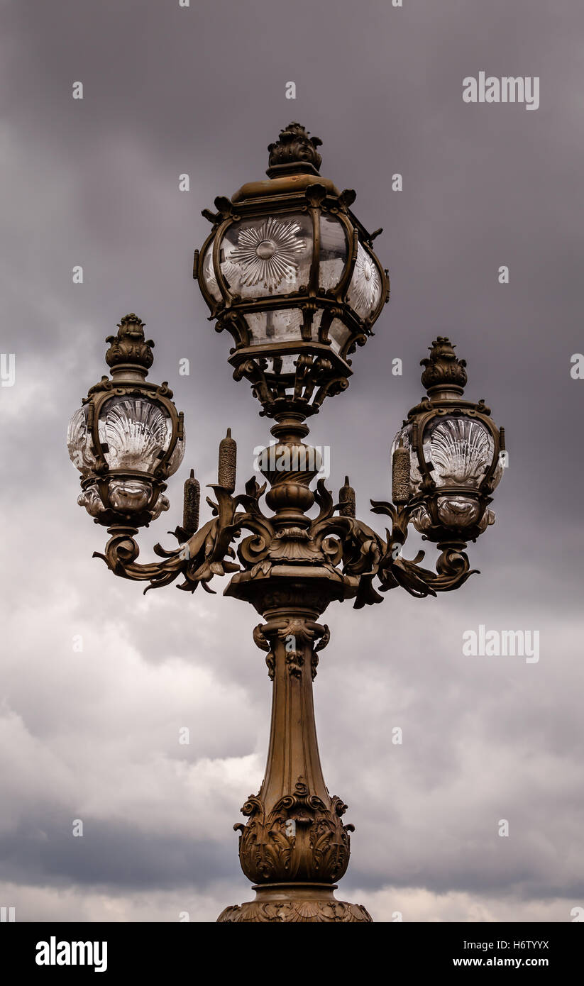 Bronze lamp post statues hi-res stock photography and images - Alamy