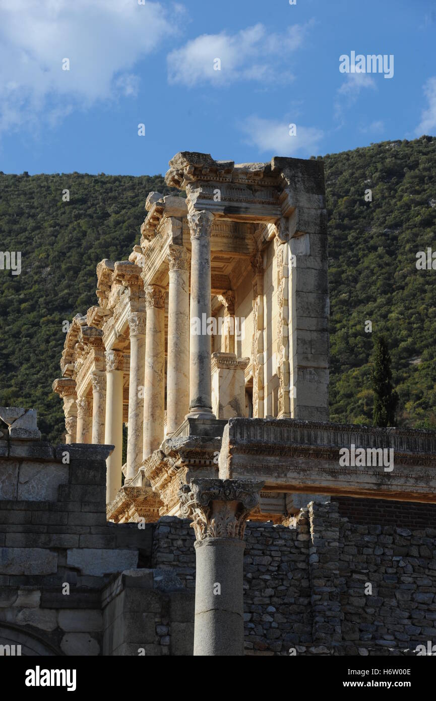 Pillar buildings hi-res stock photography and images - Alamy