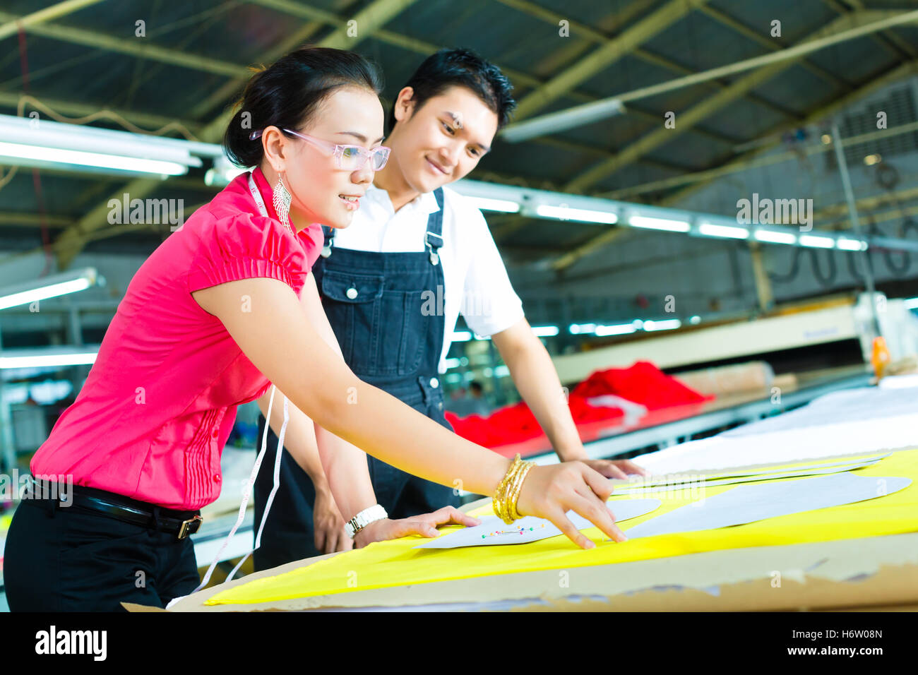 Chinese factory workers hi-res stock photography and images - Alamy