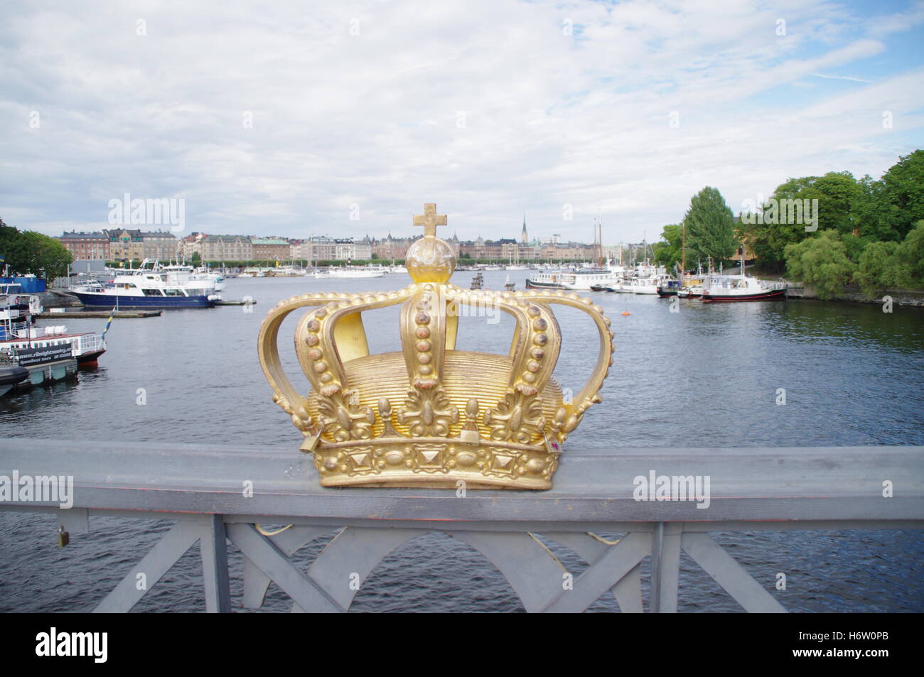 Style emblem crown hi-res stock photography and images - Alamy